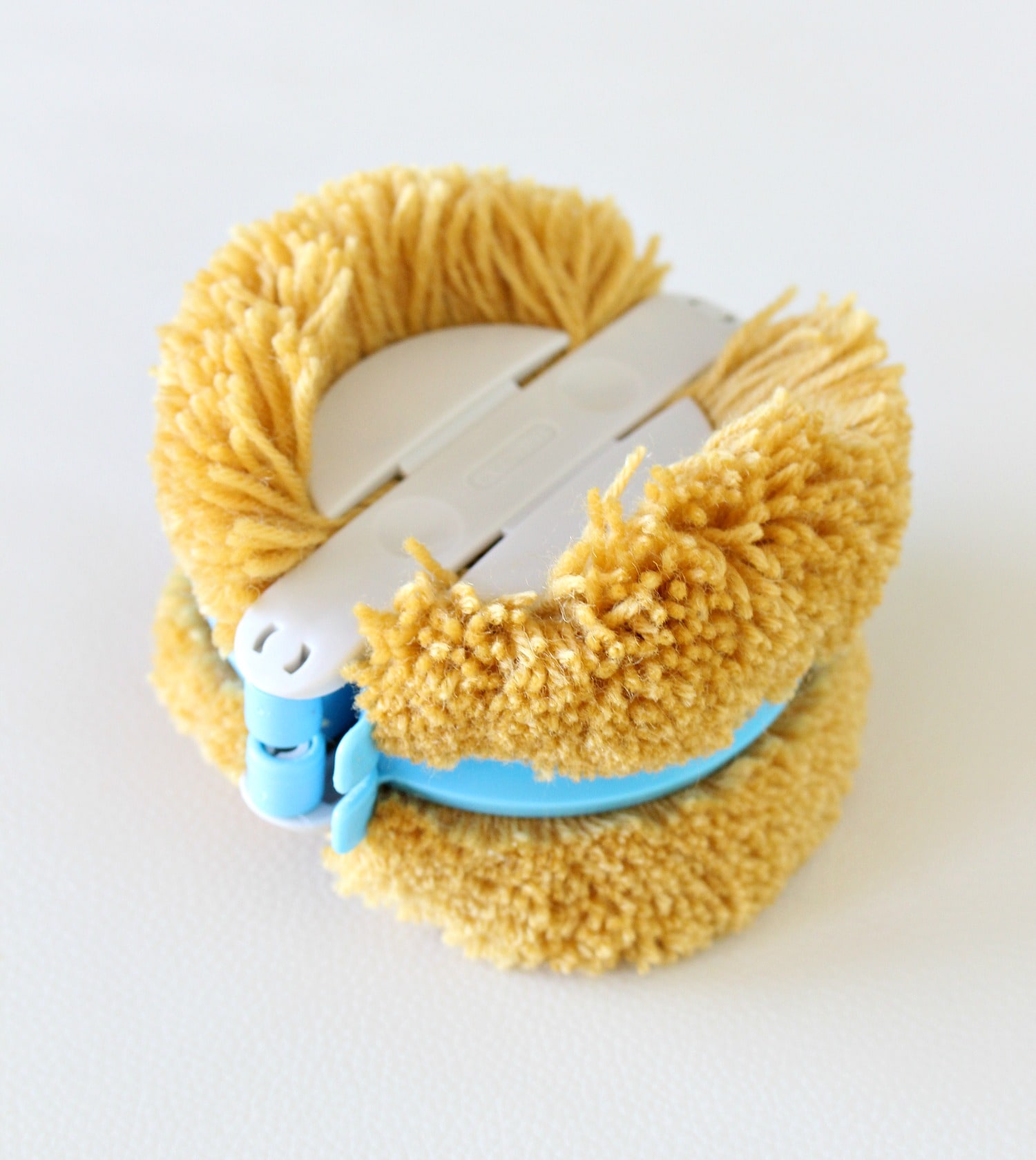 DIY Pom Poms | How to Make Fluffy Pom Poms | Dans le Lakehouse