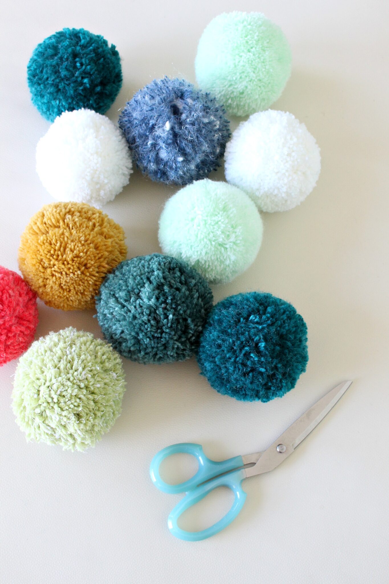 DIY Pom Poms | How to Make Fluffy Pom Poms | Dans le Lakehouse