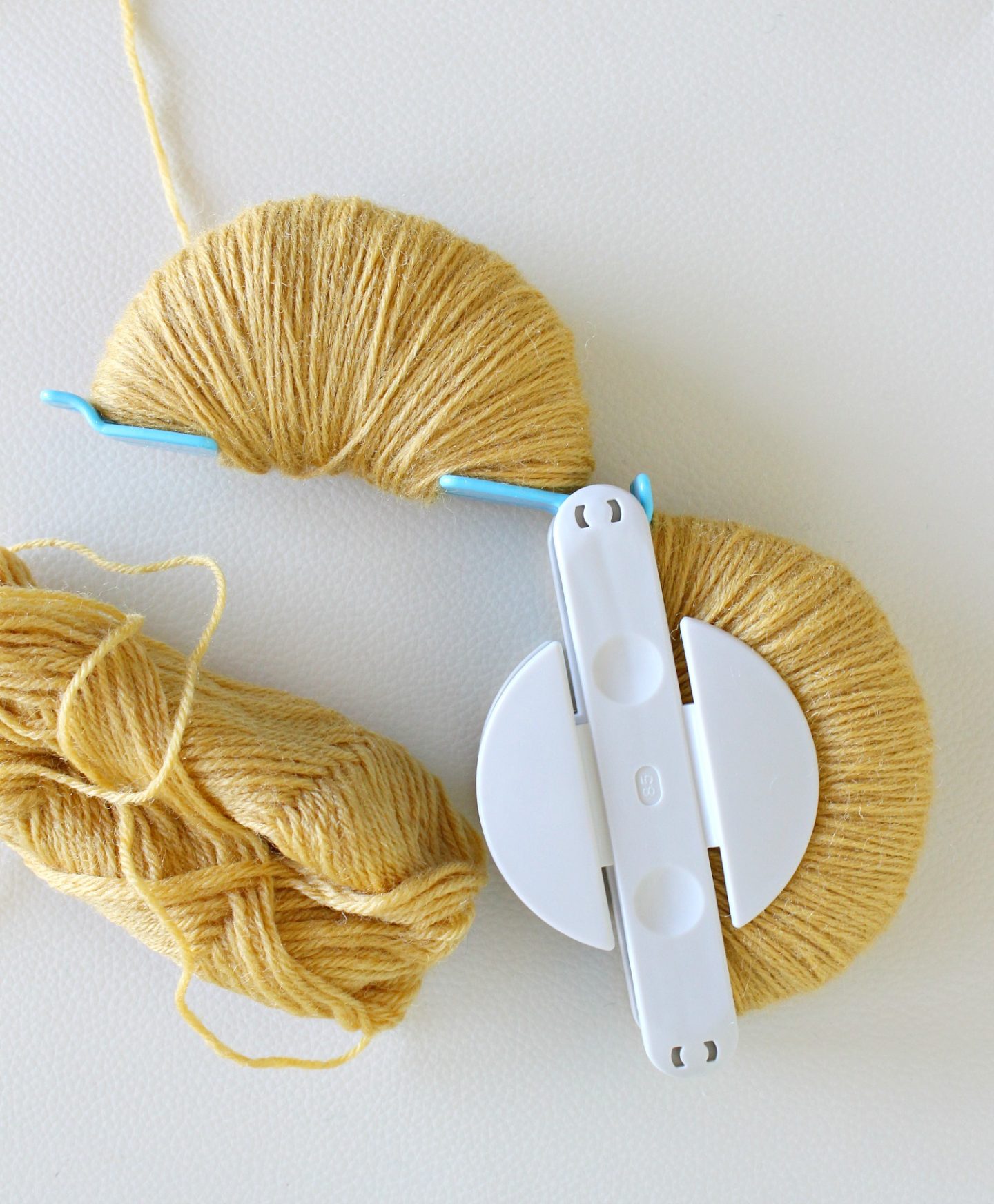DIY Pom Poms | How to Make Giant Pom Poms + How to Make Dense Pom Poms ...