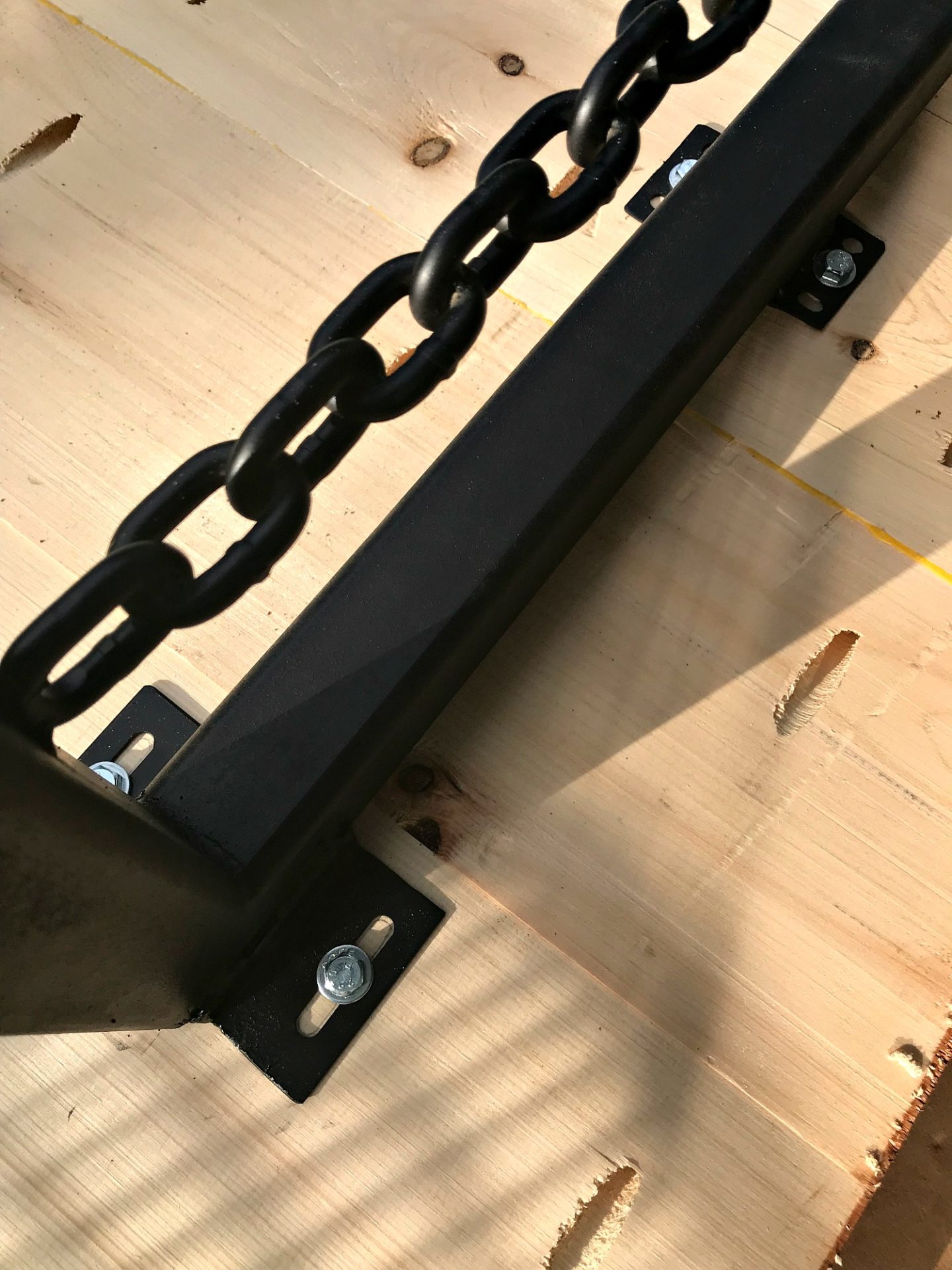 DIY Live Edge Table with Welded Chain Legs | Dans le Lakehouse