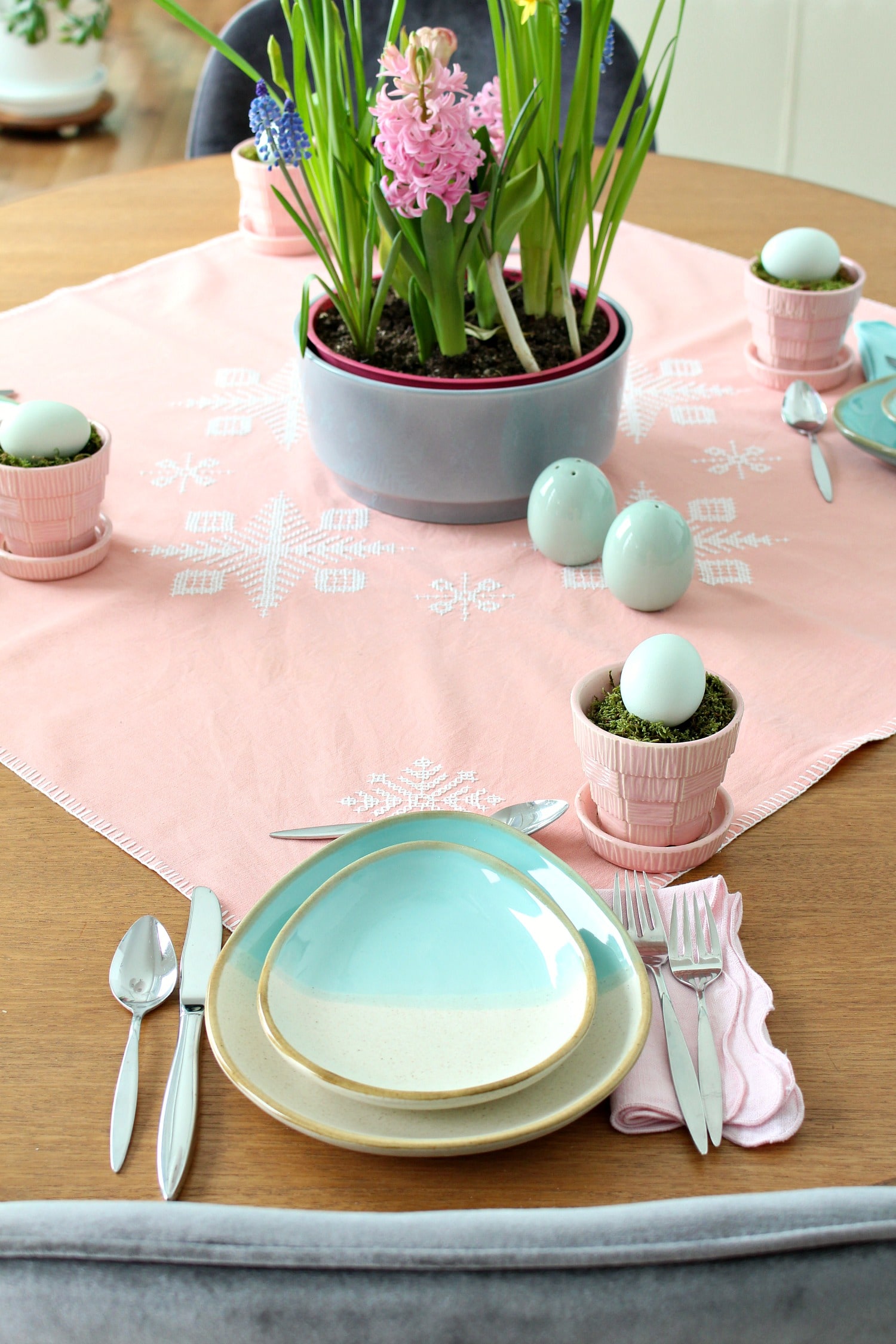 Happy Spring Tablescape Ideas (Mostly Thrifted) | Dans le Lakehouse