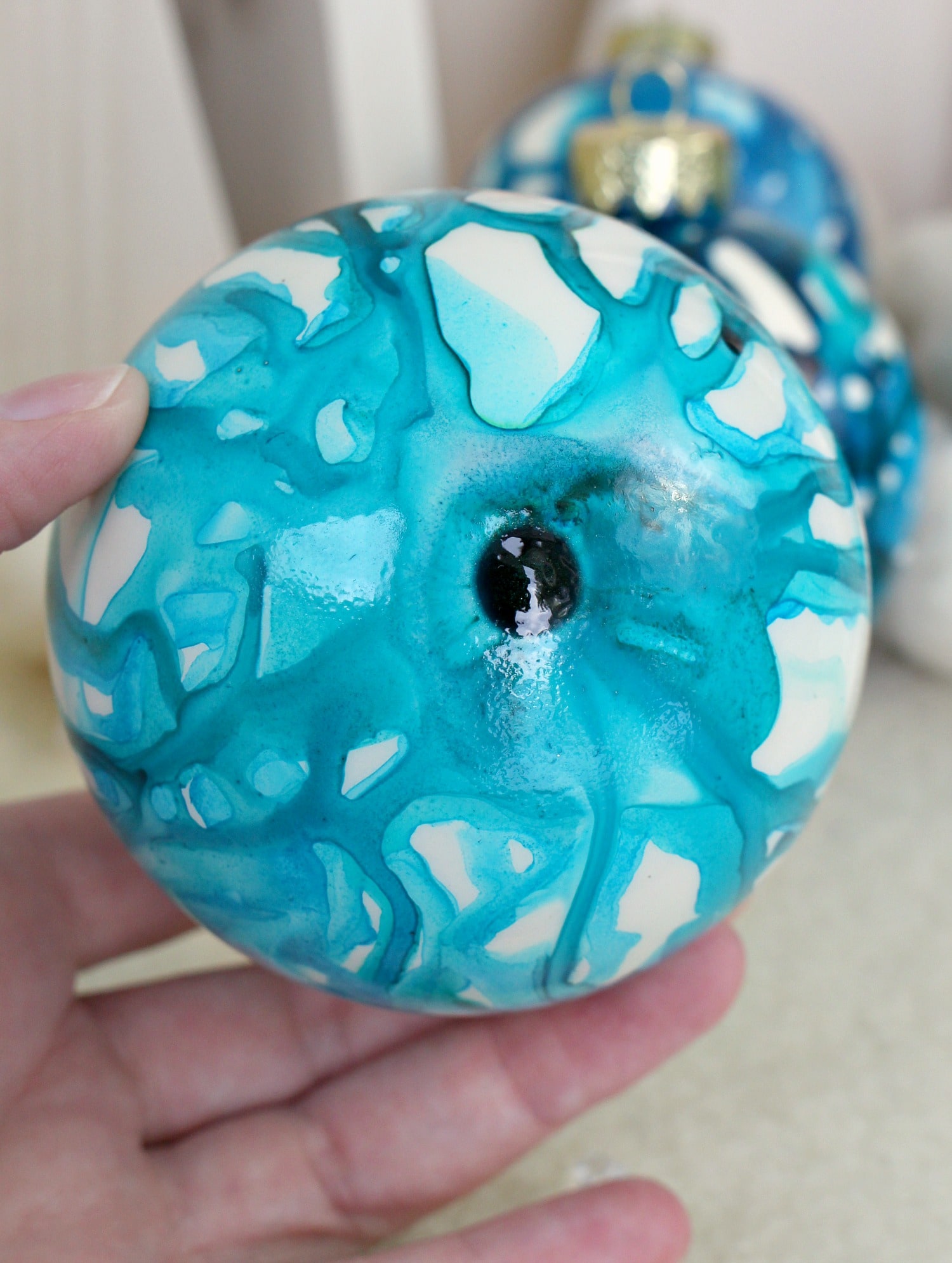 DIY Alcohol Ink Christmas Ornaments | Dans le Lakehouse