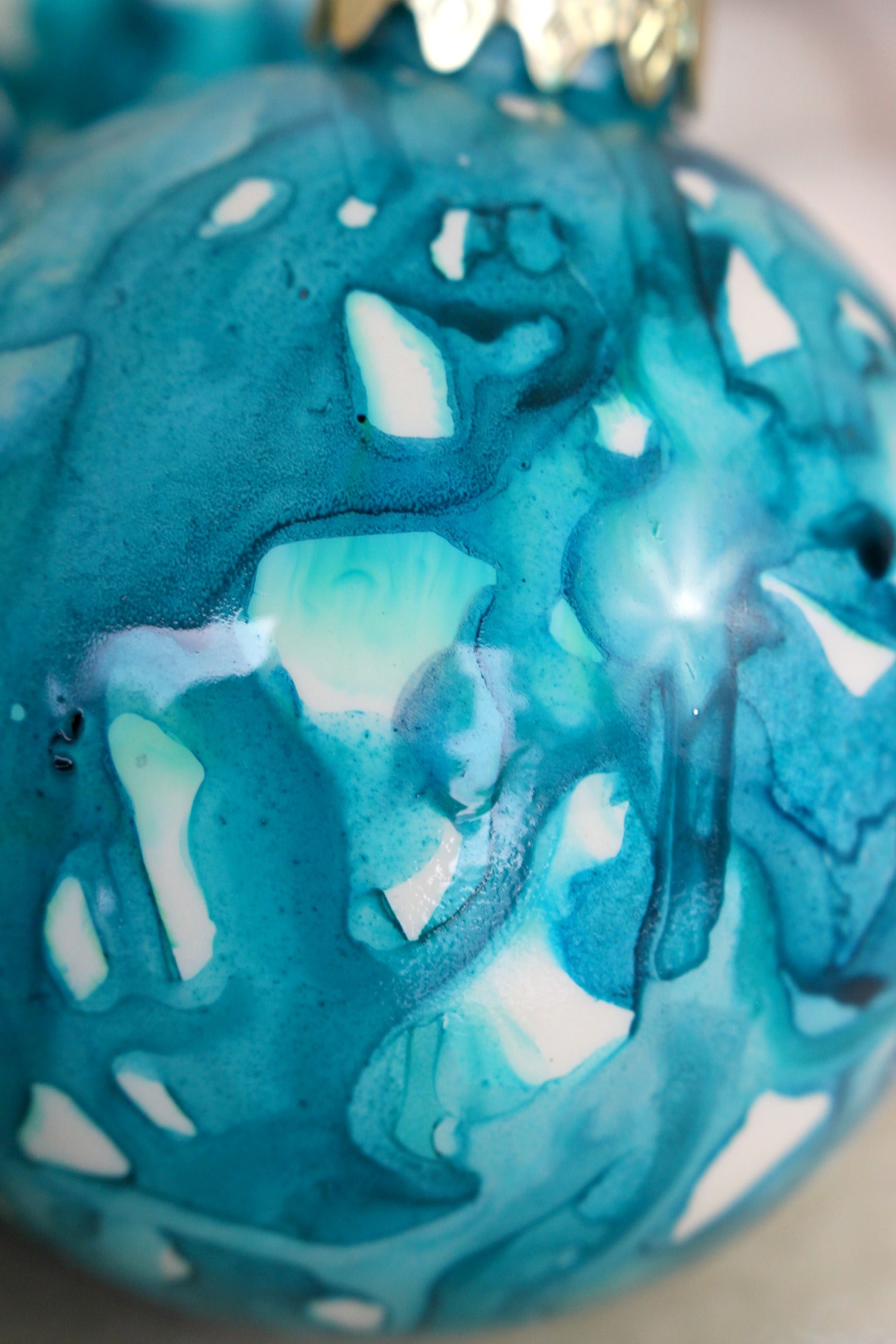 DIY Alcohol Ink Christmas Ornaments | Dans le Lakehouse