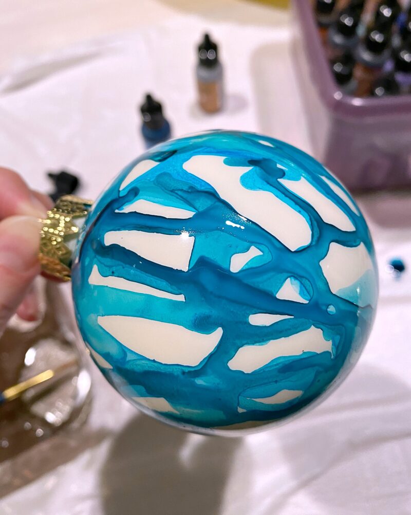 DIY Alcohol Ink Christmas Ornaments | Dans le Lakehouse