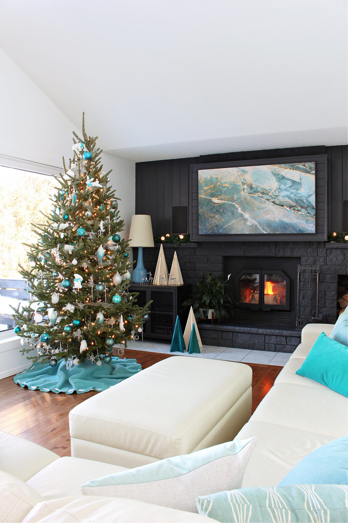 Aqua Christmas Tree Decorating Inspiration | Dans le Lakehouse