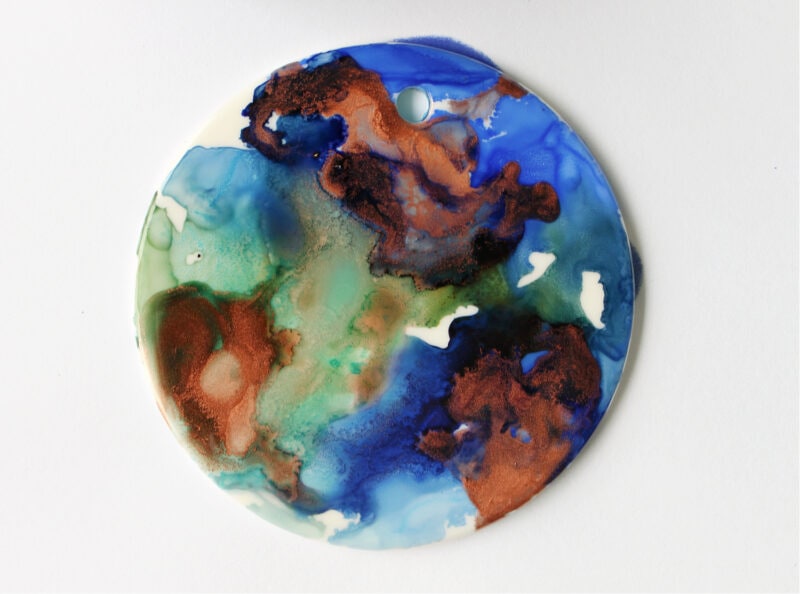 DIY Alcohol Ink on Ceramic Ornaments | Dans le Lakehouse