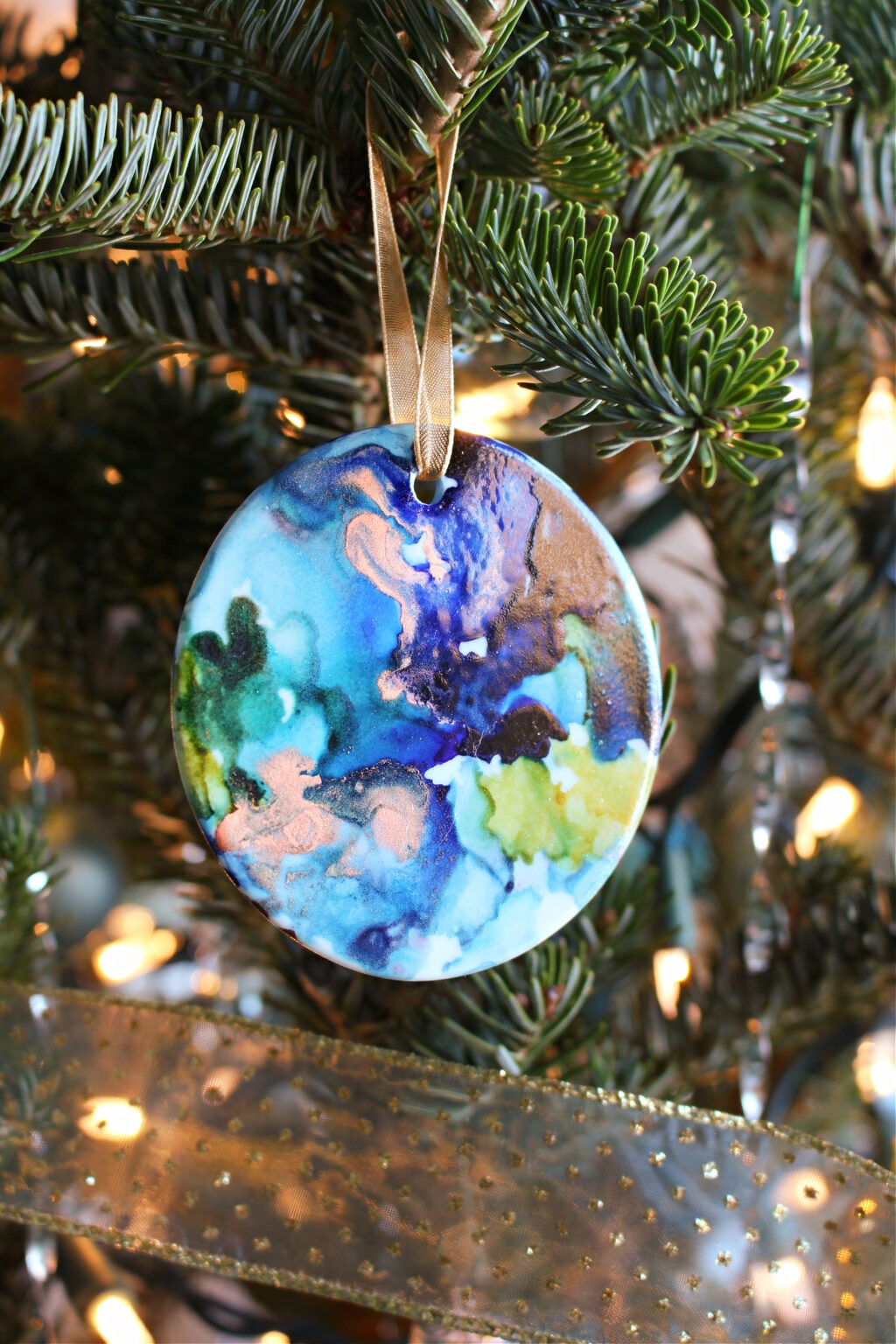DIY Alcohol Ink on Ceramic Ornaments | Dans le Lakehouse