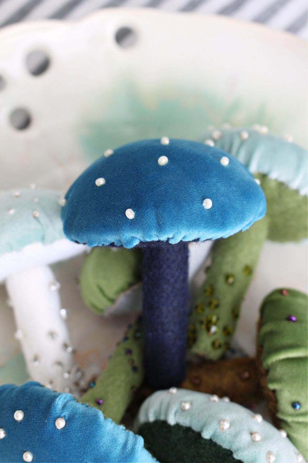DIY Fabric Mushrooms (Velvet + Felt) | Dans le Lakehouse