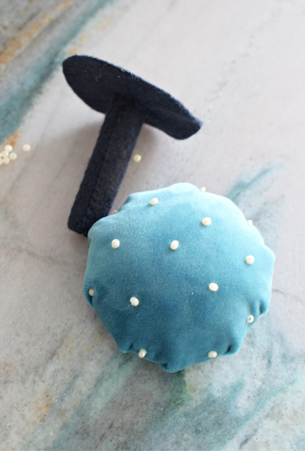 DIY Fabric Mushrooms (Velvet + Felt) | Dans le Lakehouse