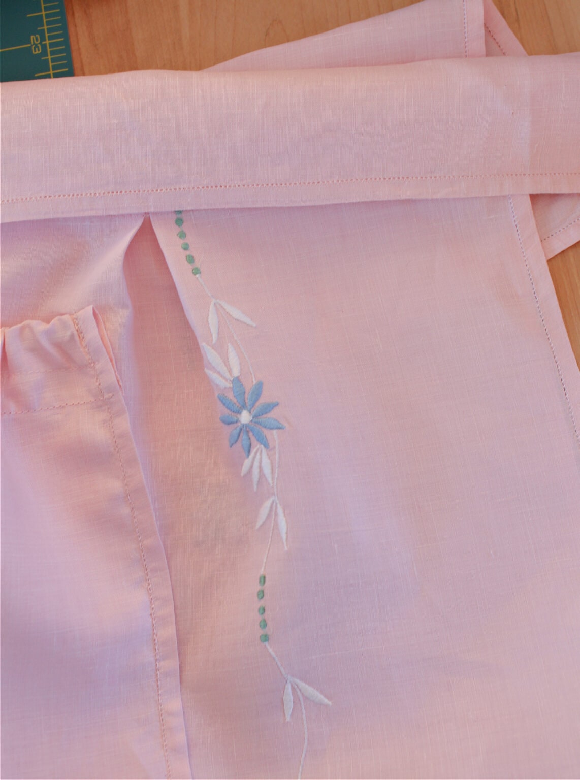 DIY Egg Apron (Upcycled Tablecloth) | Dans le Lakehouse