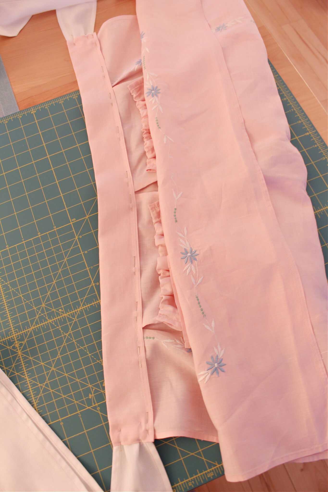 DIY Egg Apron (Upcycled Tablecloth) | Dans le Lakehouse