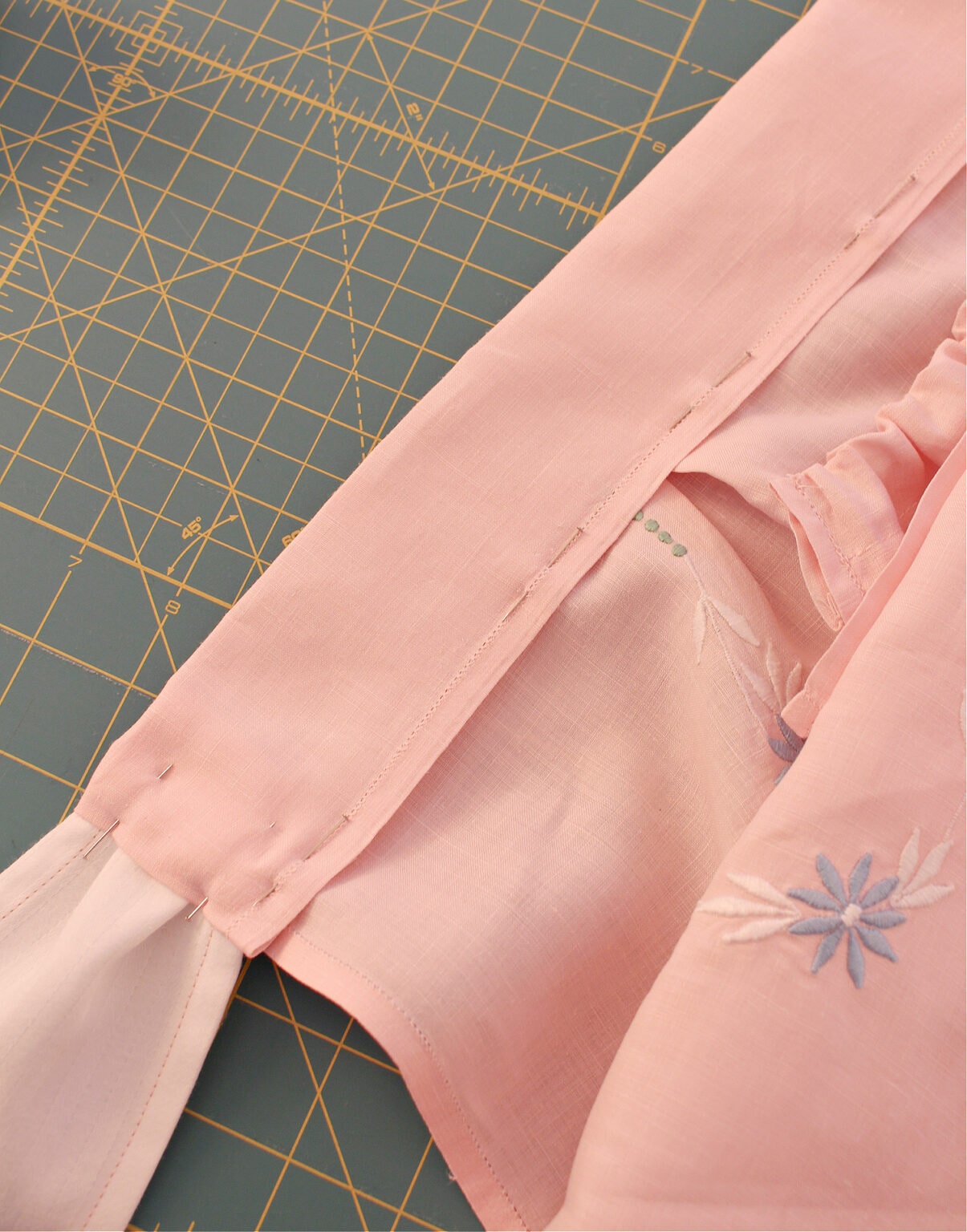DIY Egg Apron (Upcycled Tablecloth) | Dans le Lakehouse