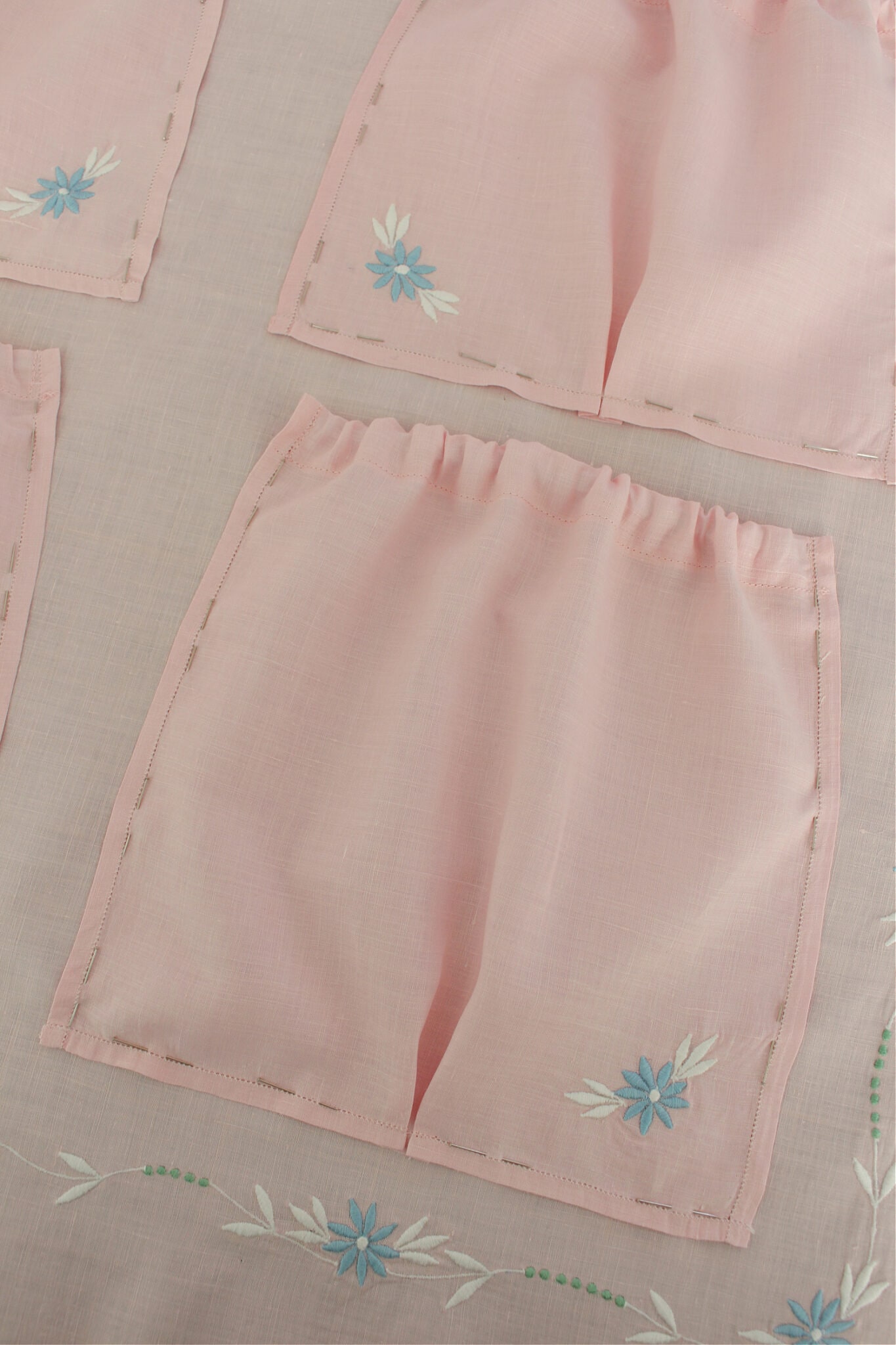 DIY Egg Apron (Upcycled Tablecloth) | Dans le Lakehouse