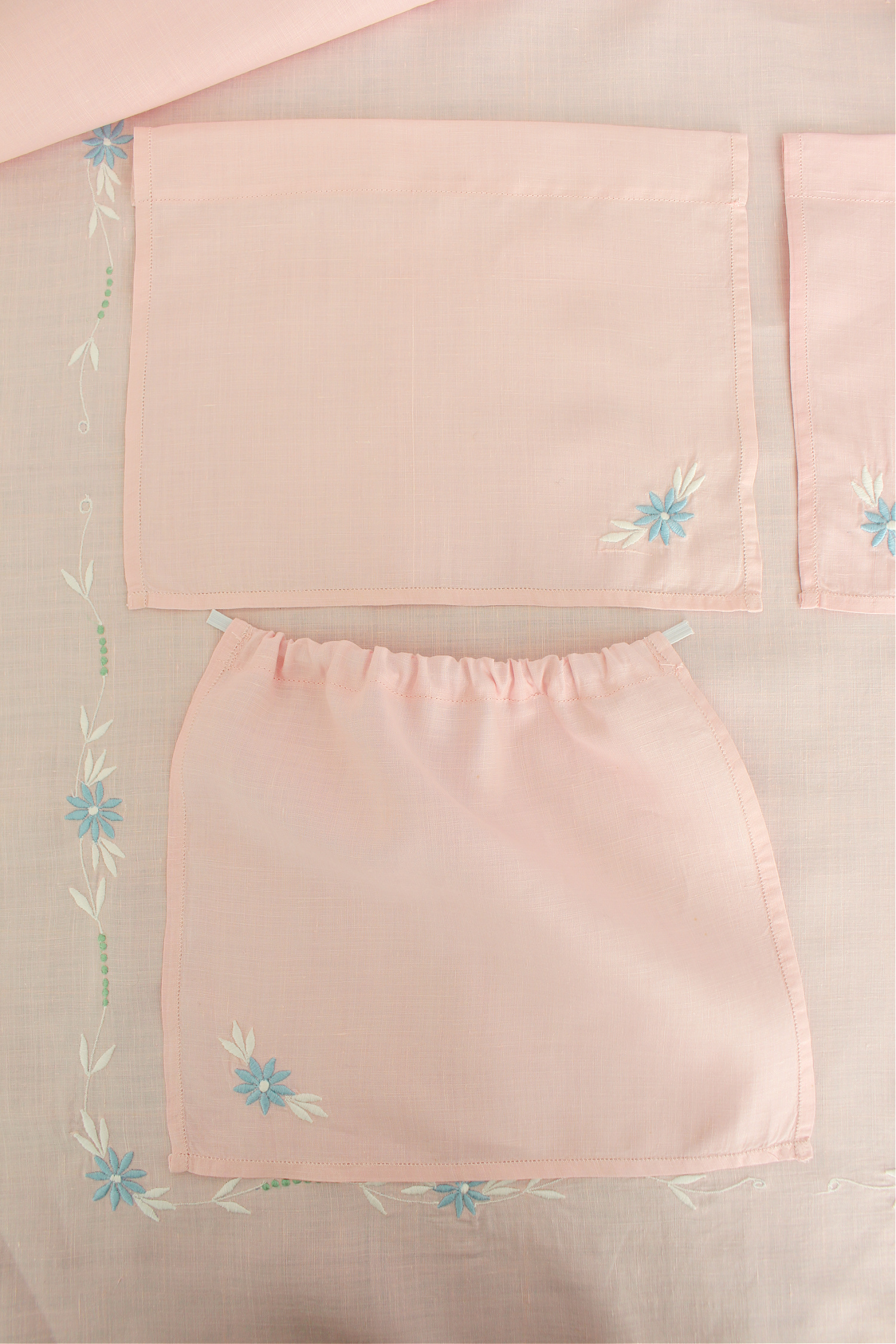 DIY Egg Apron (Upcycled Tablecloth) | Dans le Lakehouse