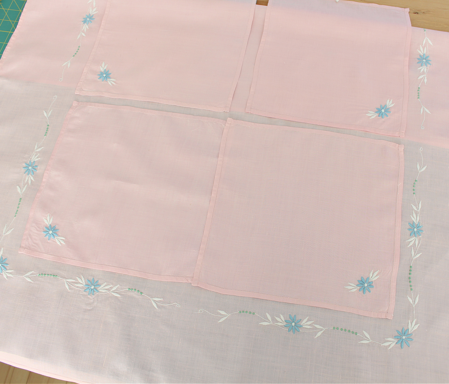 DIY Egg Apron (Upcycled Tablecloth) | Dans le Lakehouse